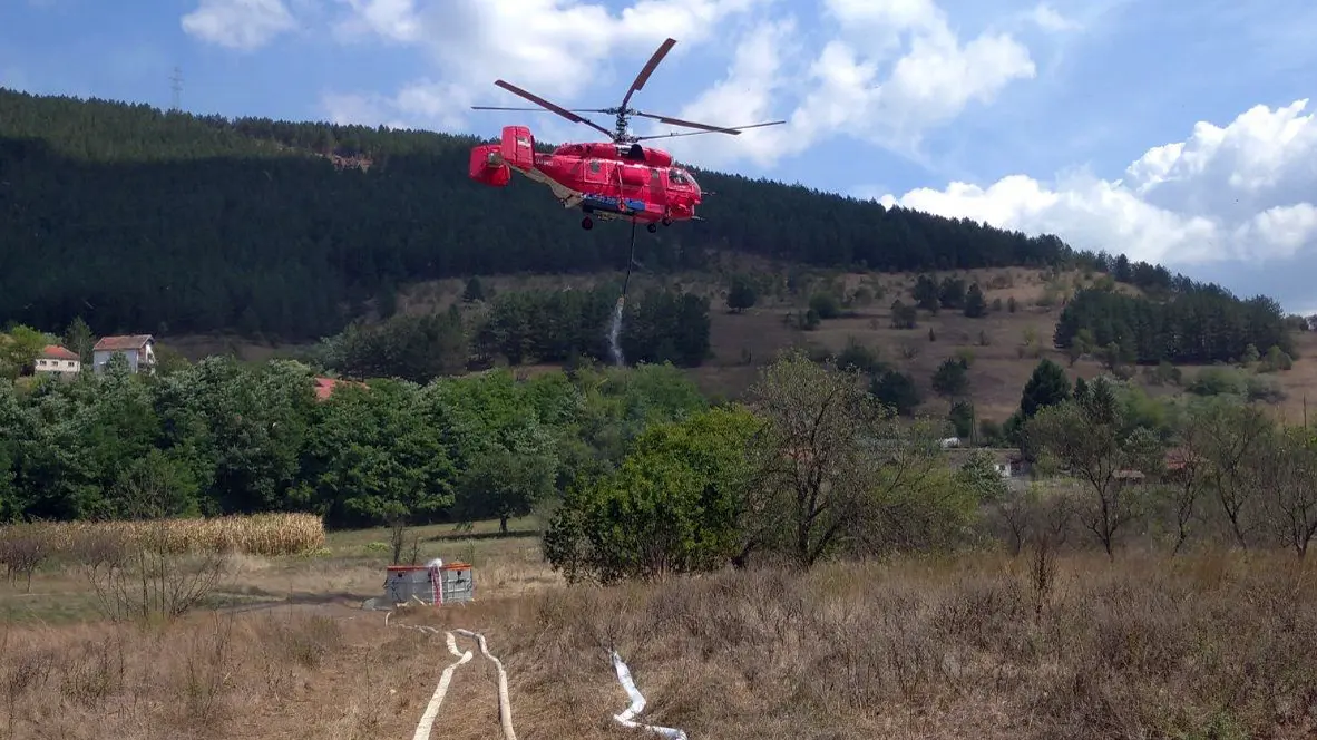 Helikopterske jedinice gase vatru: Na Žaračkoj planini gori 170 hektara borove šume, u Troglavu 40